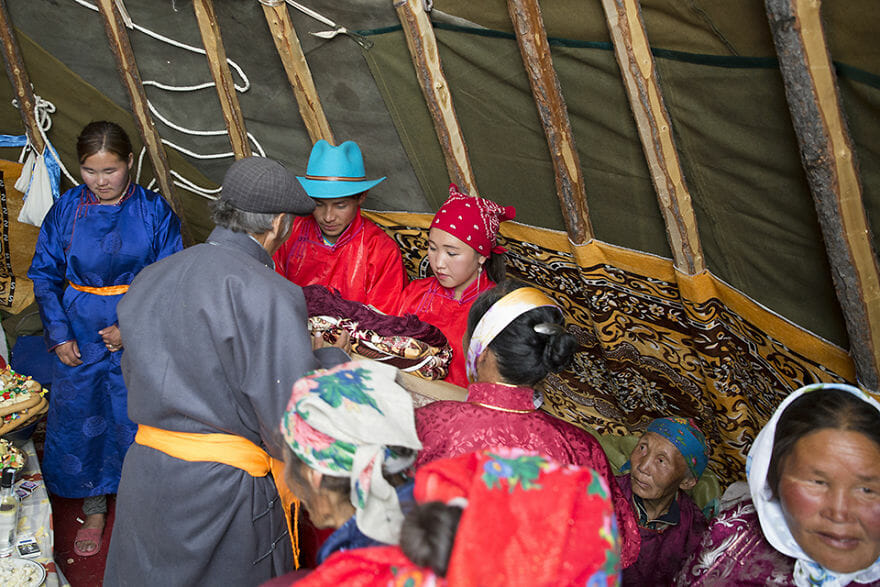 Casamento indígena na taiga selvagem da Mongólia é fotografado ...
